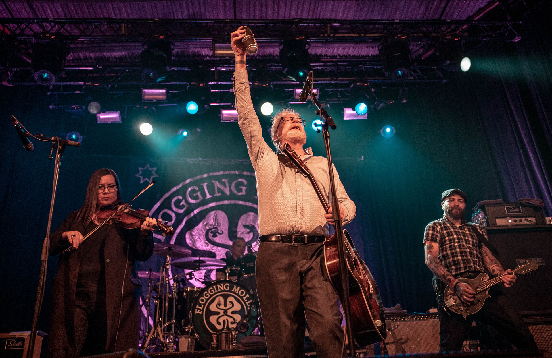 Flogging Molly oduševio i rasplesao punu Tvornicu | sound-report.com